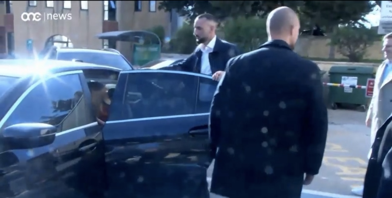 Esklussiva : Ordni biex jitneħħew ritratti ta’ Kurt Rizzo ma Metsola u ...